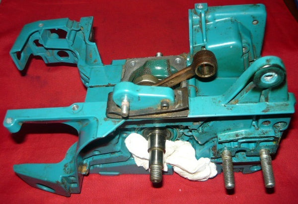 makita dcs 520 chainsaw crankcase chassis with crankshaft
